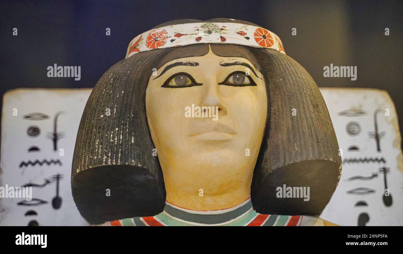 Cairo museum bust hi-res stock photography and images - Alamy
