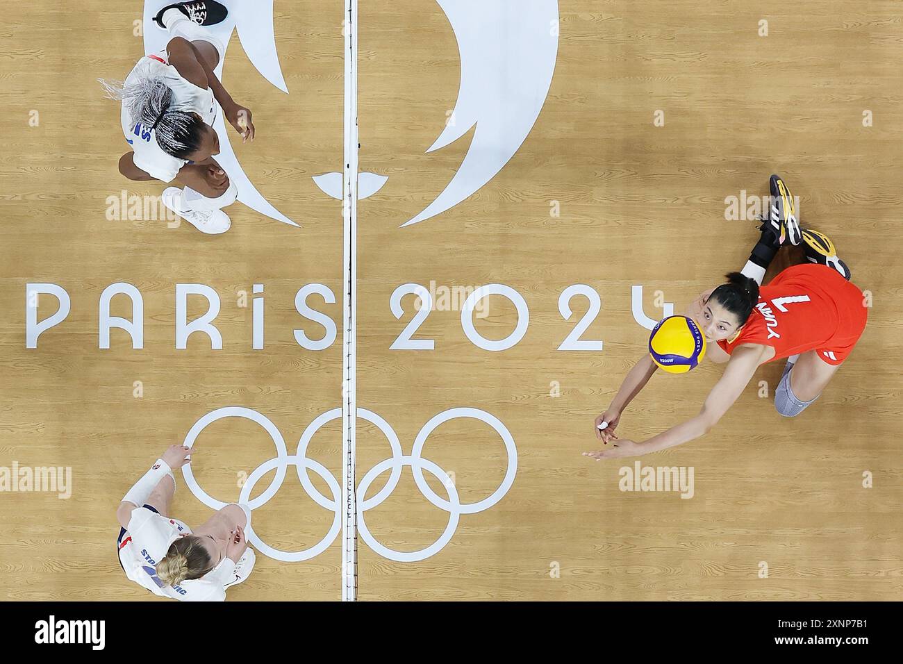 Paris, France. 1st Aug, 2024. Yuan Xinyue (R) of China makes a dig ...