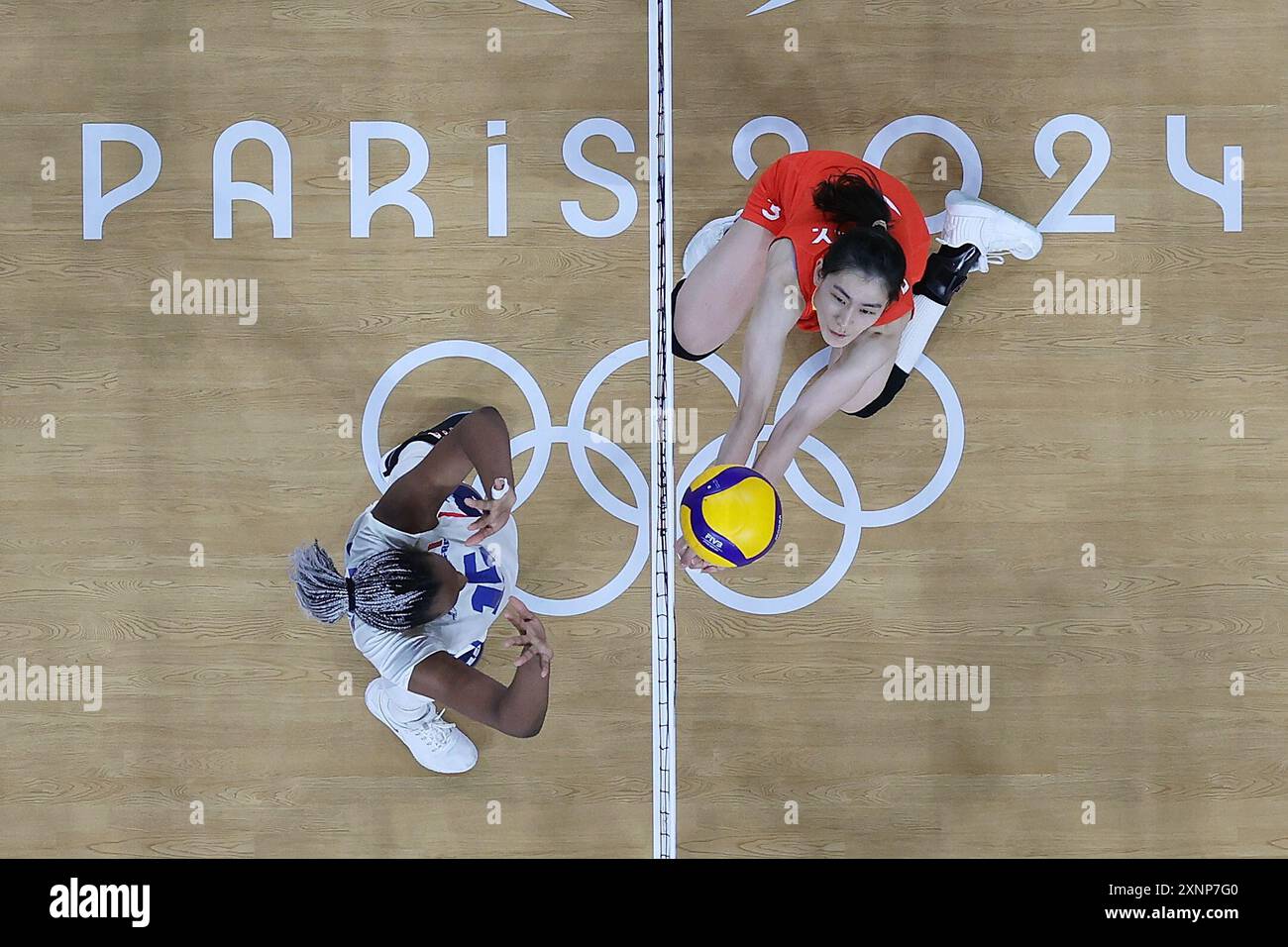 Paris, France. 1st Aug, 2024. Diao Linyu (L) of China makes a dig ...