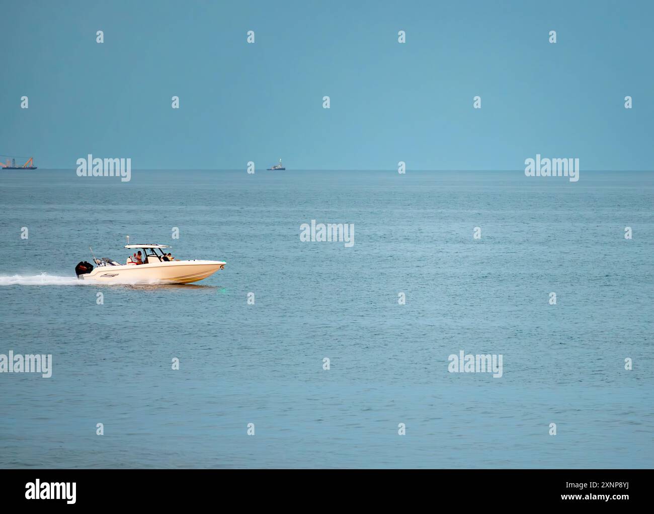 small motor boat underway of bridgehampton, ny Stock Photo - Alamy