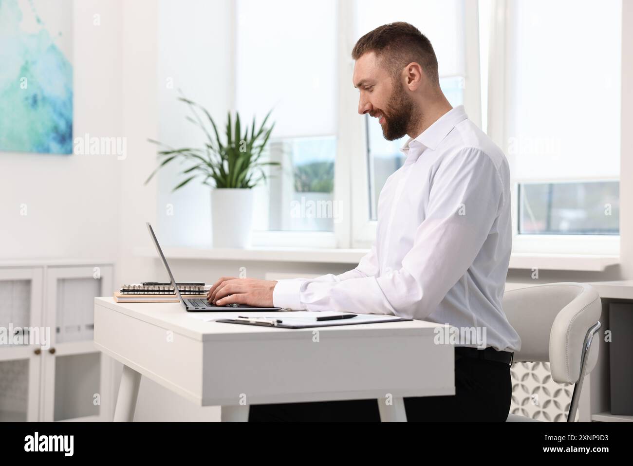 Good posture and computer hi-res stock photography and images - Alamy