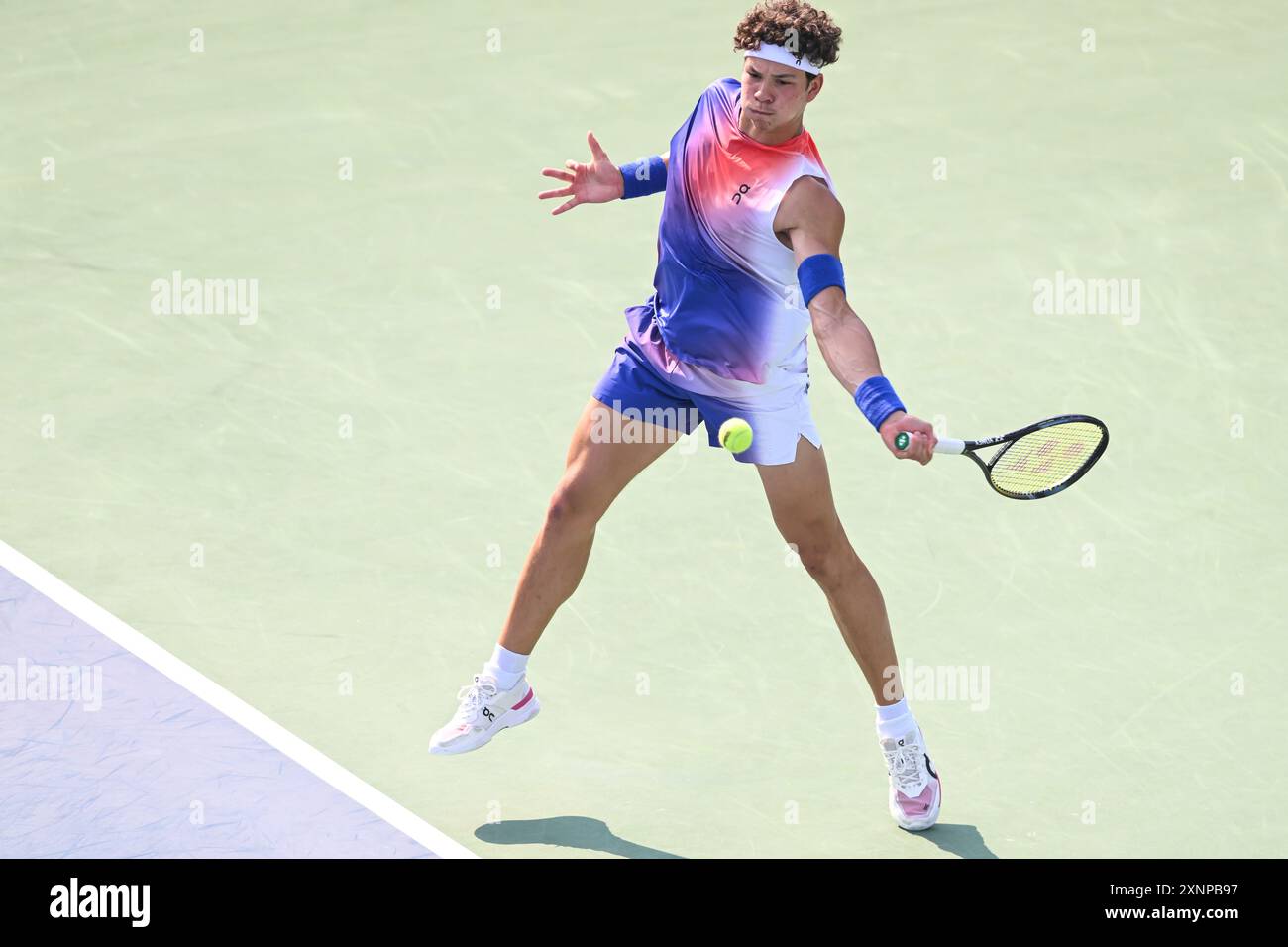 Washington, D.C, USA. 30th July, 2021. BEN SHELTON hits a forehand ...