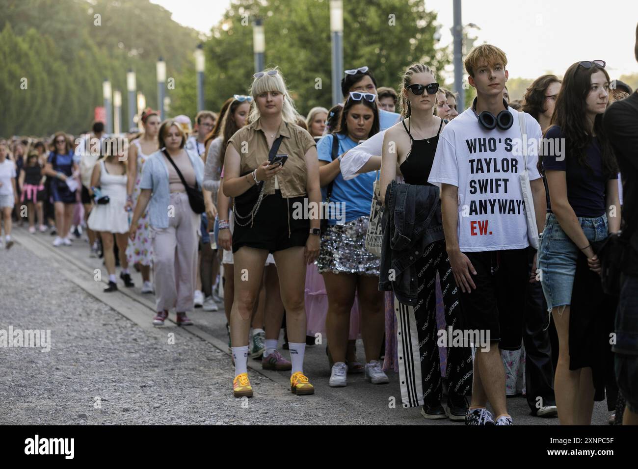 Taylor swift concert line line hi-res stock photography and images - Alamy