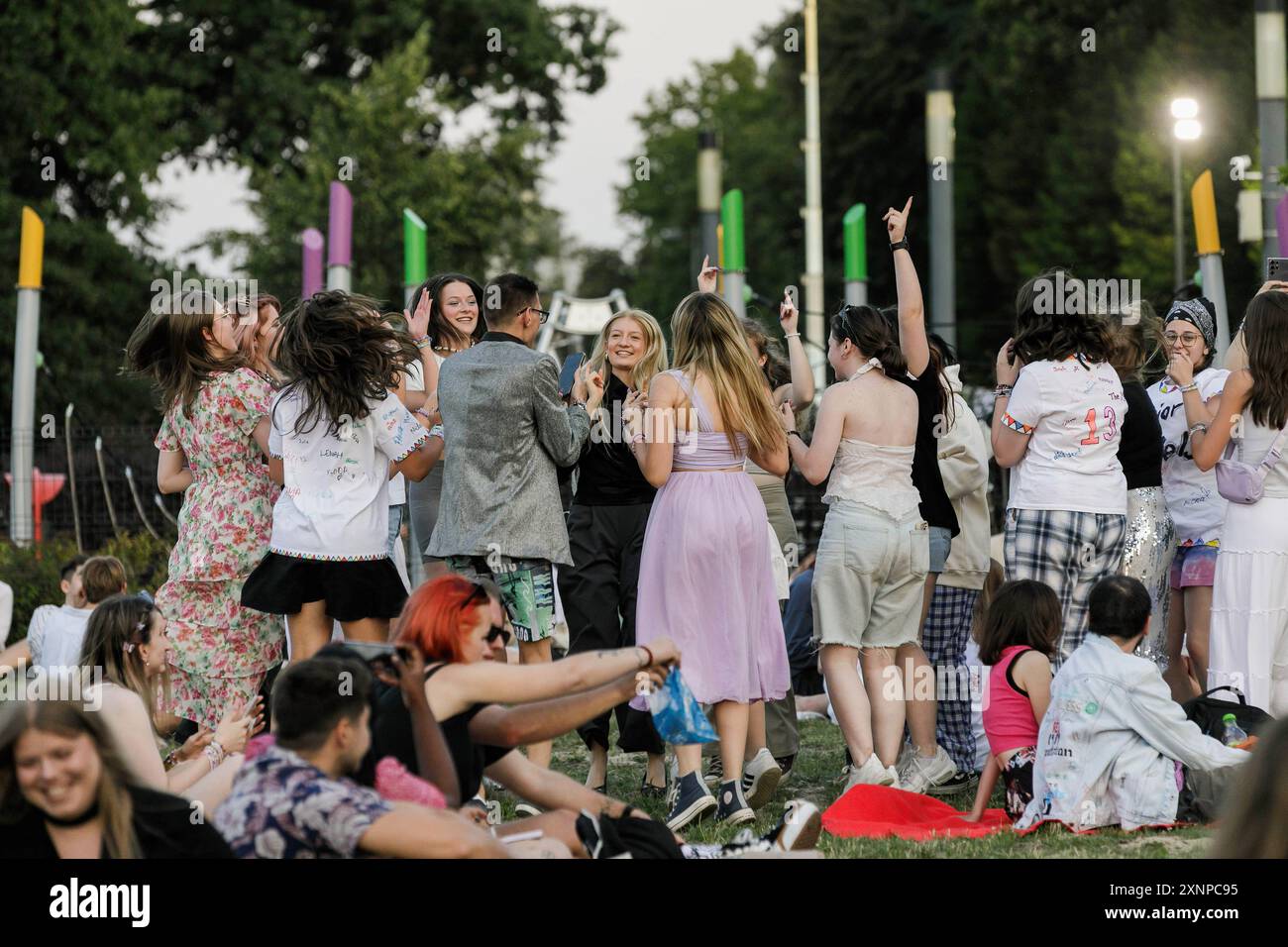 Taylor swift concert fans outside hi-res stock photography and images ...