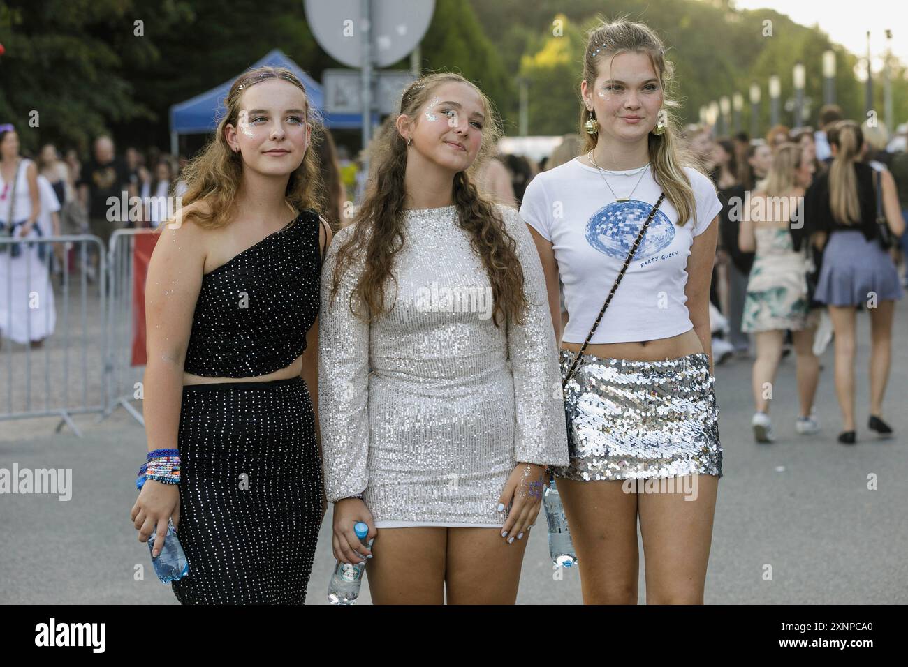 Young women attend concert hi-res stock photography and images - Alamy