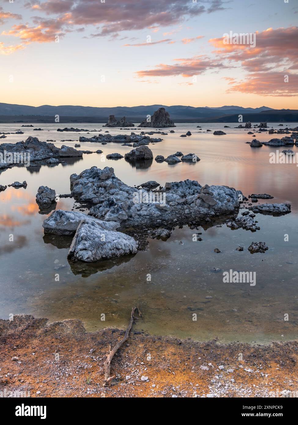 Mono lake california limestone hi-res stock photography and images - Alamy