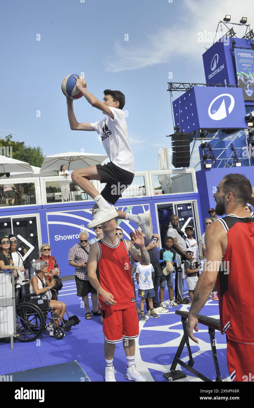 FRANCE. PARIS (75) 19TH ARRONDISSEMENT. PARC DE LA VILLETTE. BASKETBALL ...