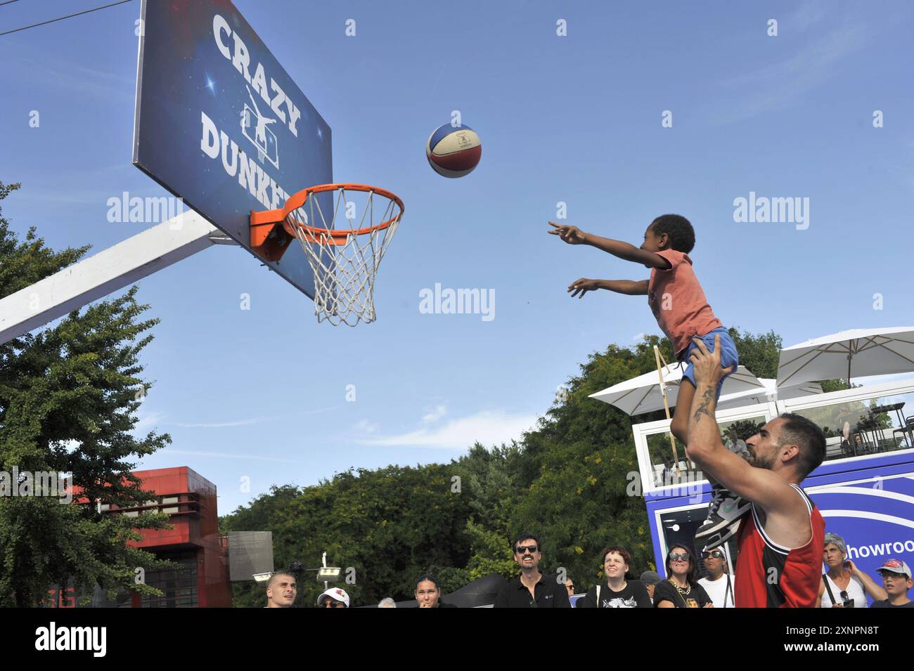 FRANCE. PARIS (75) 19TH ARRONDISSEMENT. PARC DE LA VILLETTE. BASKETBALL ...
