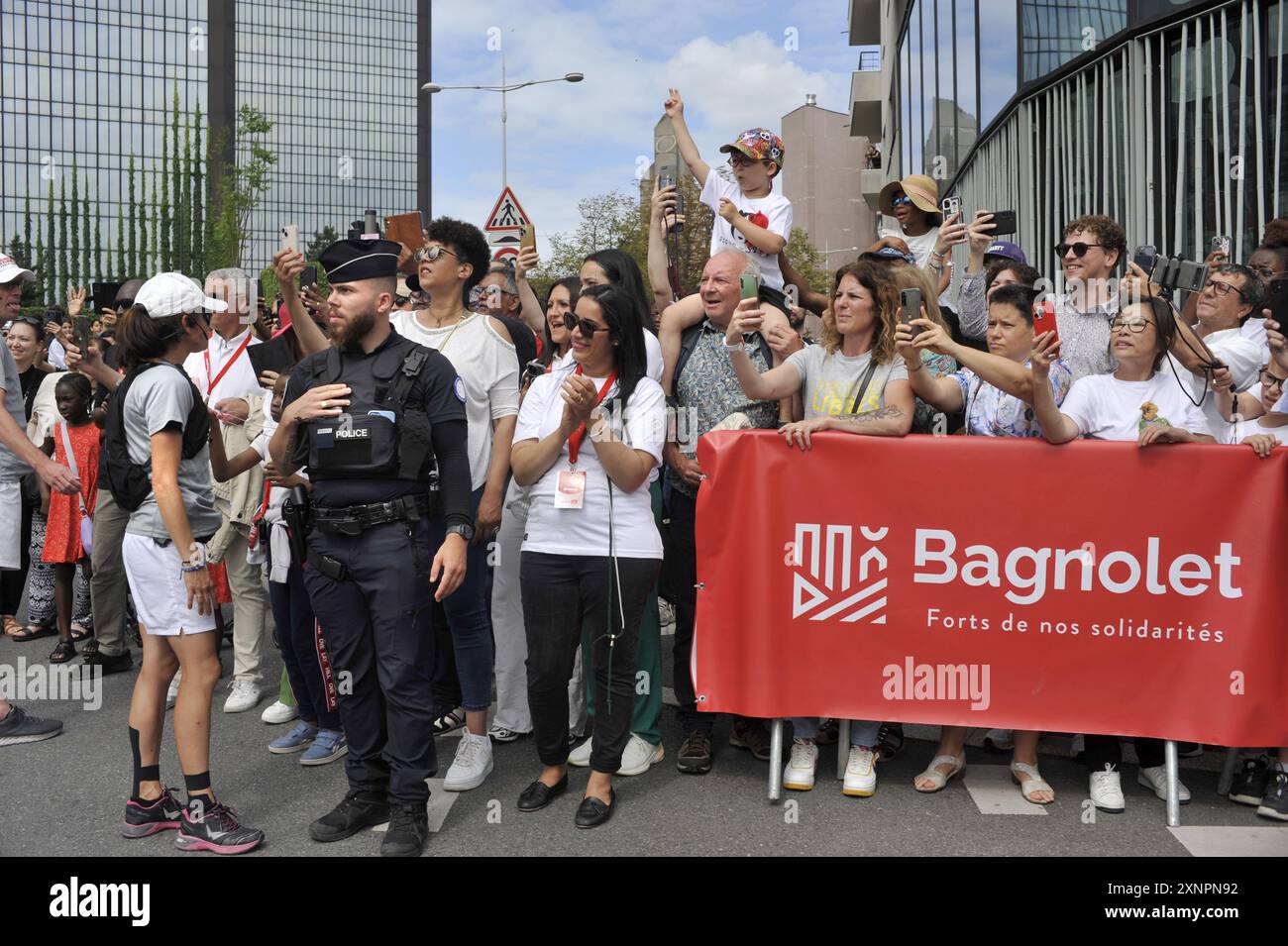 FRANCE. SEINE-SAINT-DENIS (93) BAGNOLET. ENTHUSIASM DURING THE TORCH ...