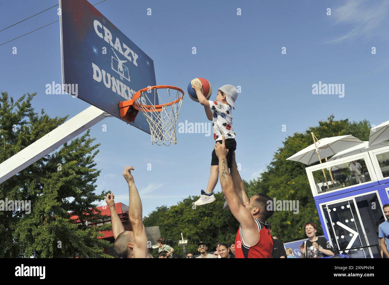 FRANCE. PARIS (75) 19TH ARRONDISSEMENT. PARC DE LA VILLETTE. BASKETBALL ...