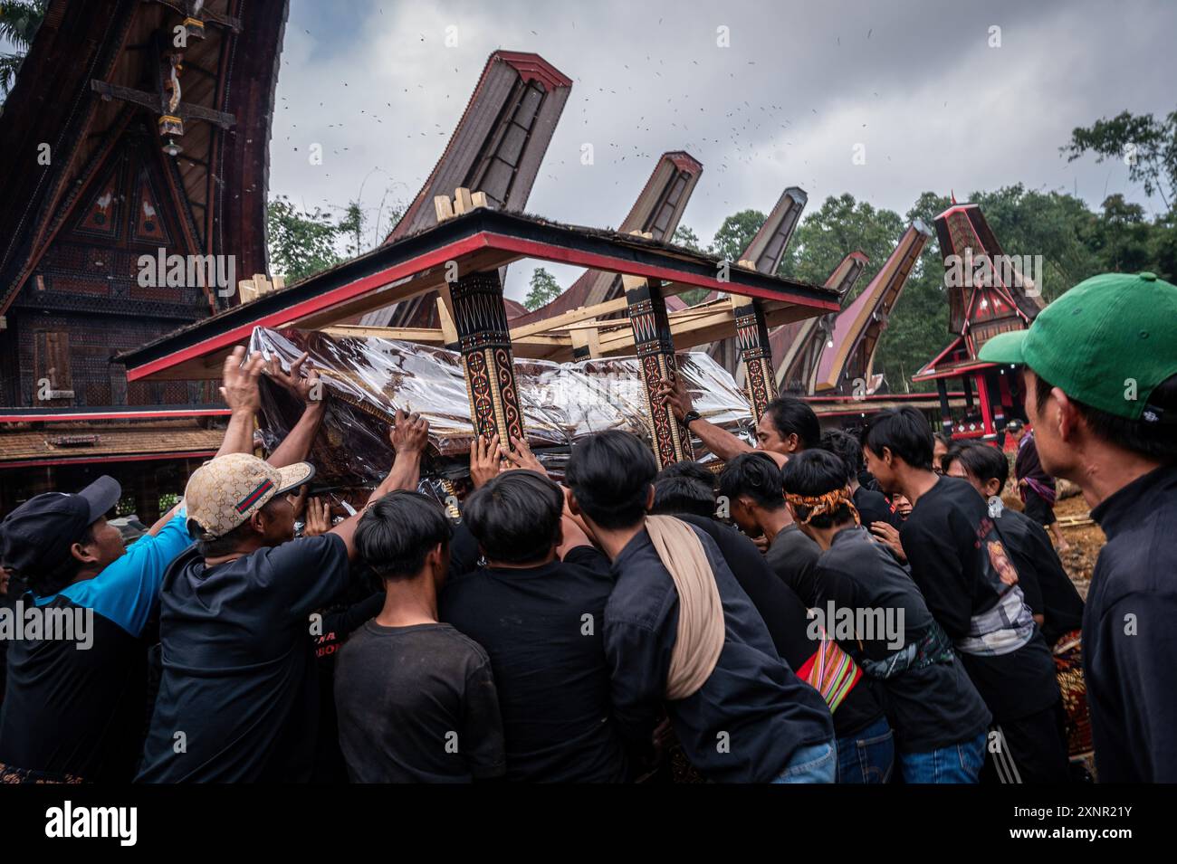 North Toraja, Indonesia. 31st July, 2024. Relatives carry the traditional coffin of Marthen ...