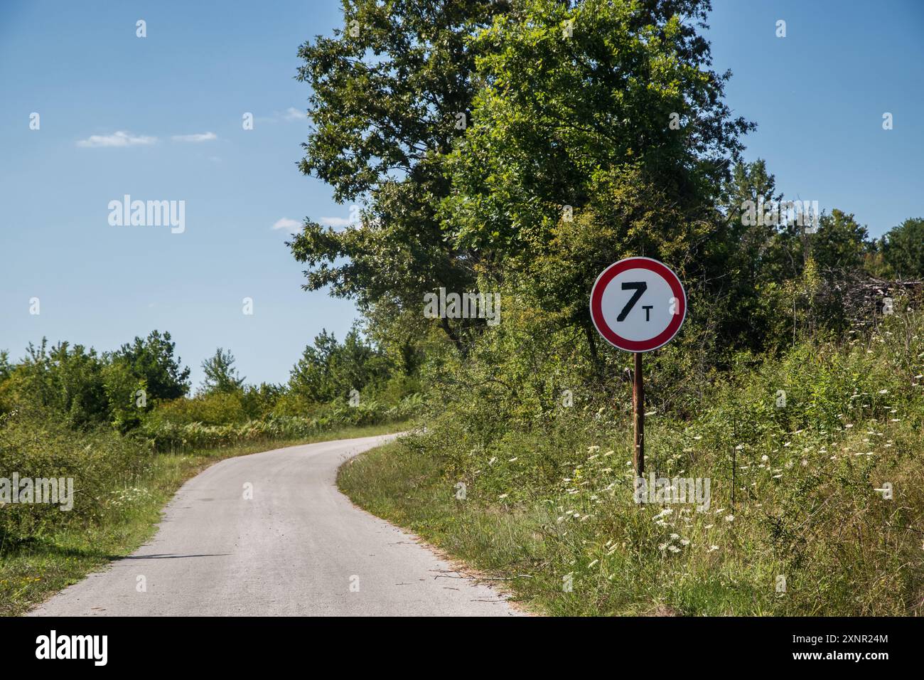 Maximum vehicle weight sign hi-res stock photography and images - Alamy