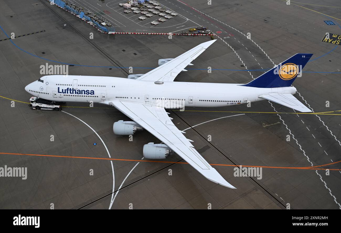 PRODUCTION - 01 August 2024, Hesse, Frankfurt/Main: A Boeing 747 taxis ...
