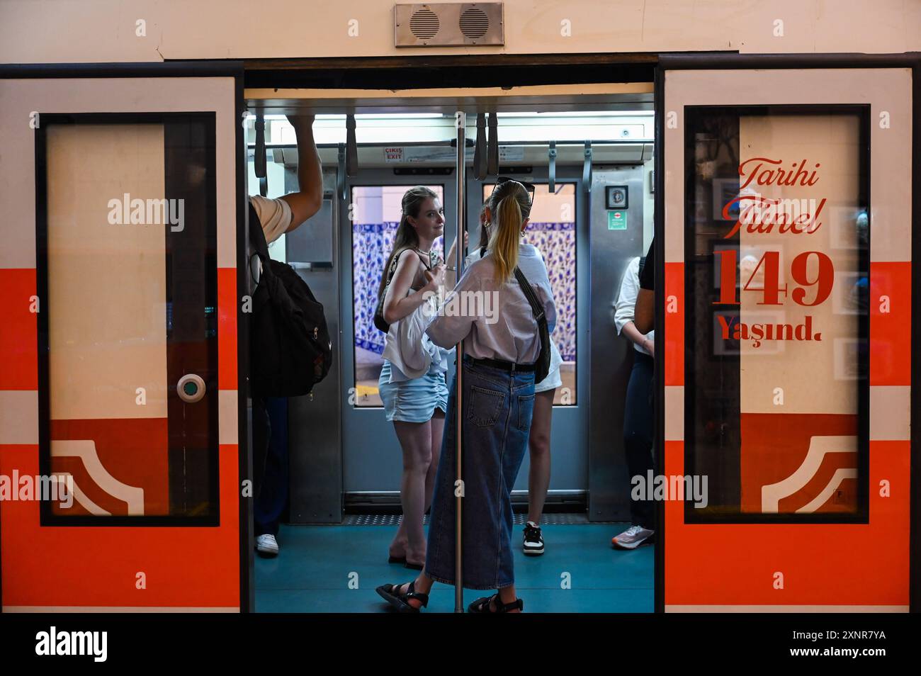 London 1875 train hi-res stock photography and images - Alamy