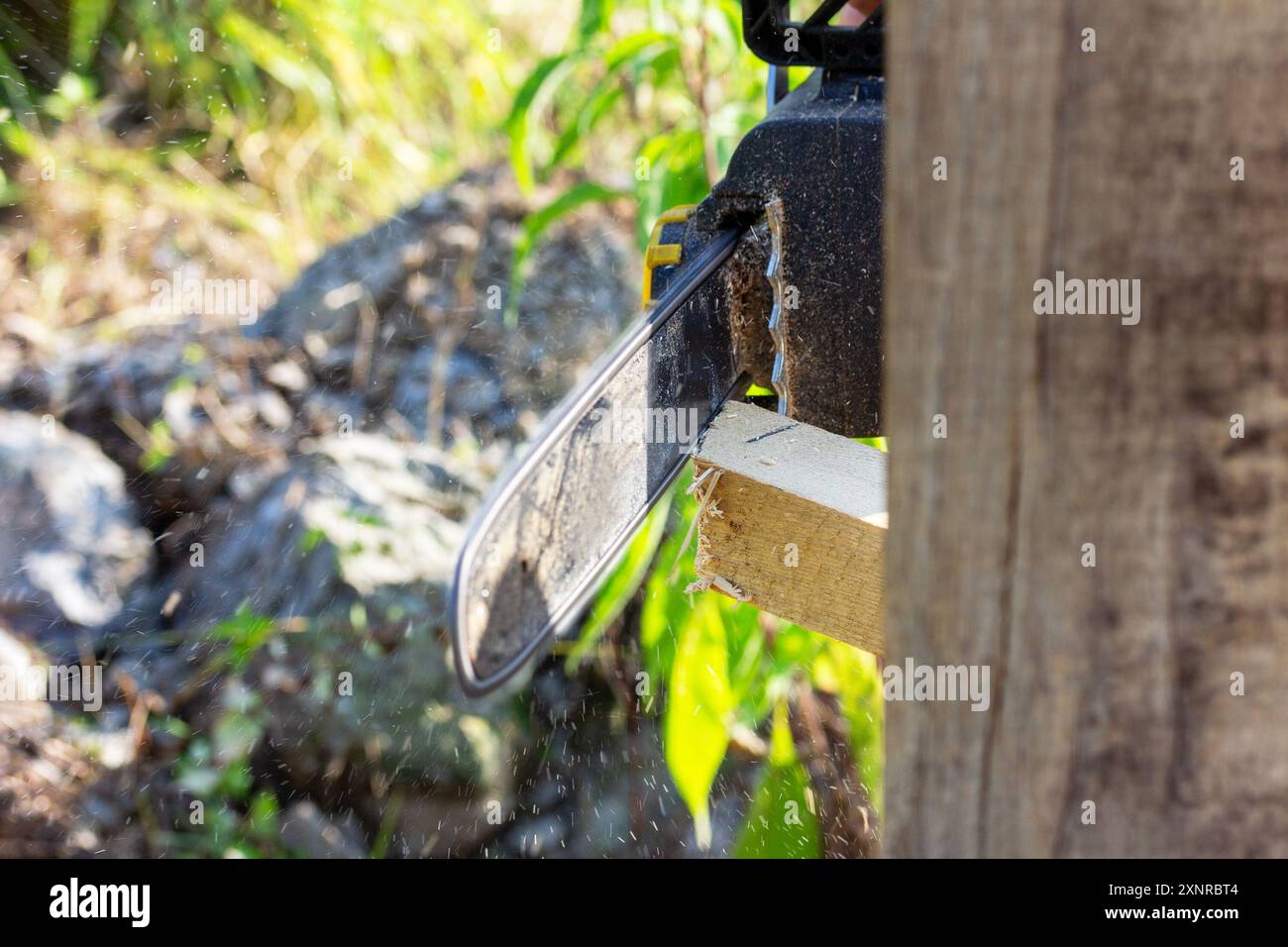 chainsaw rotating chain saws off wooden timber Stock Photo - Alamy