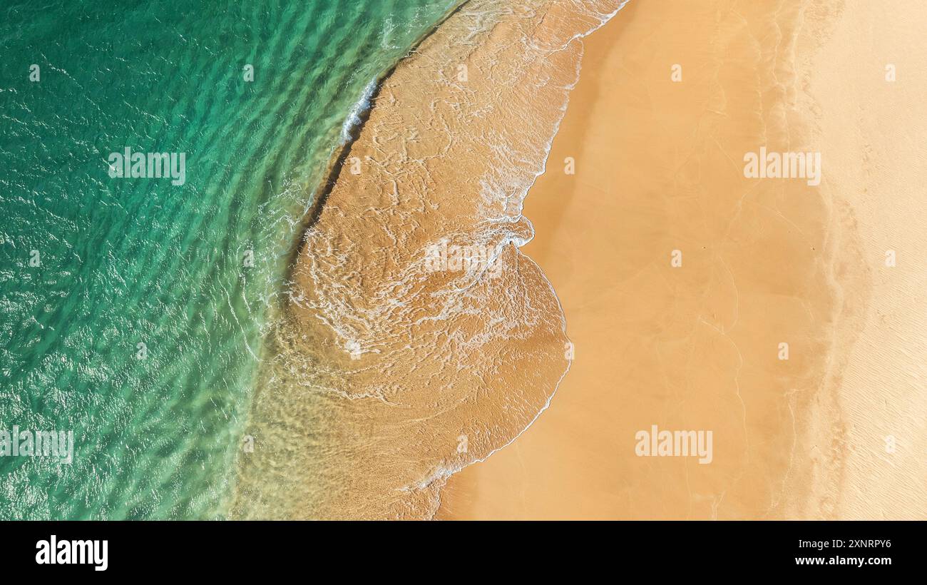 Empty beach top down aerial hi-res stock photography and images - Alamy