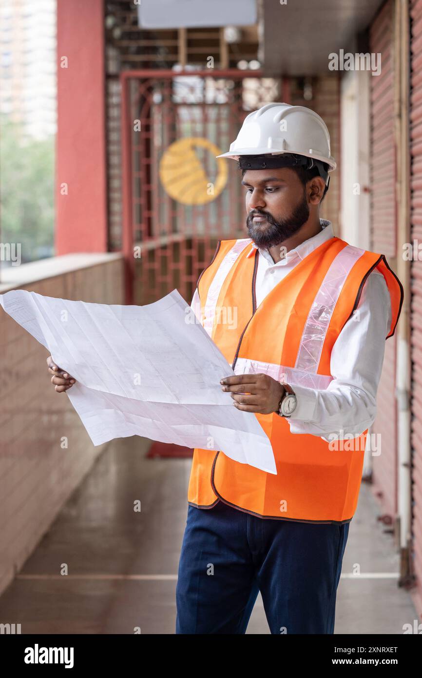Construction site india safety gear hi-res stock photography and images ...