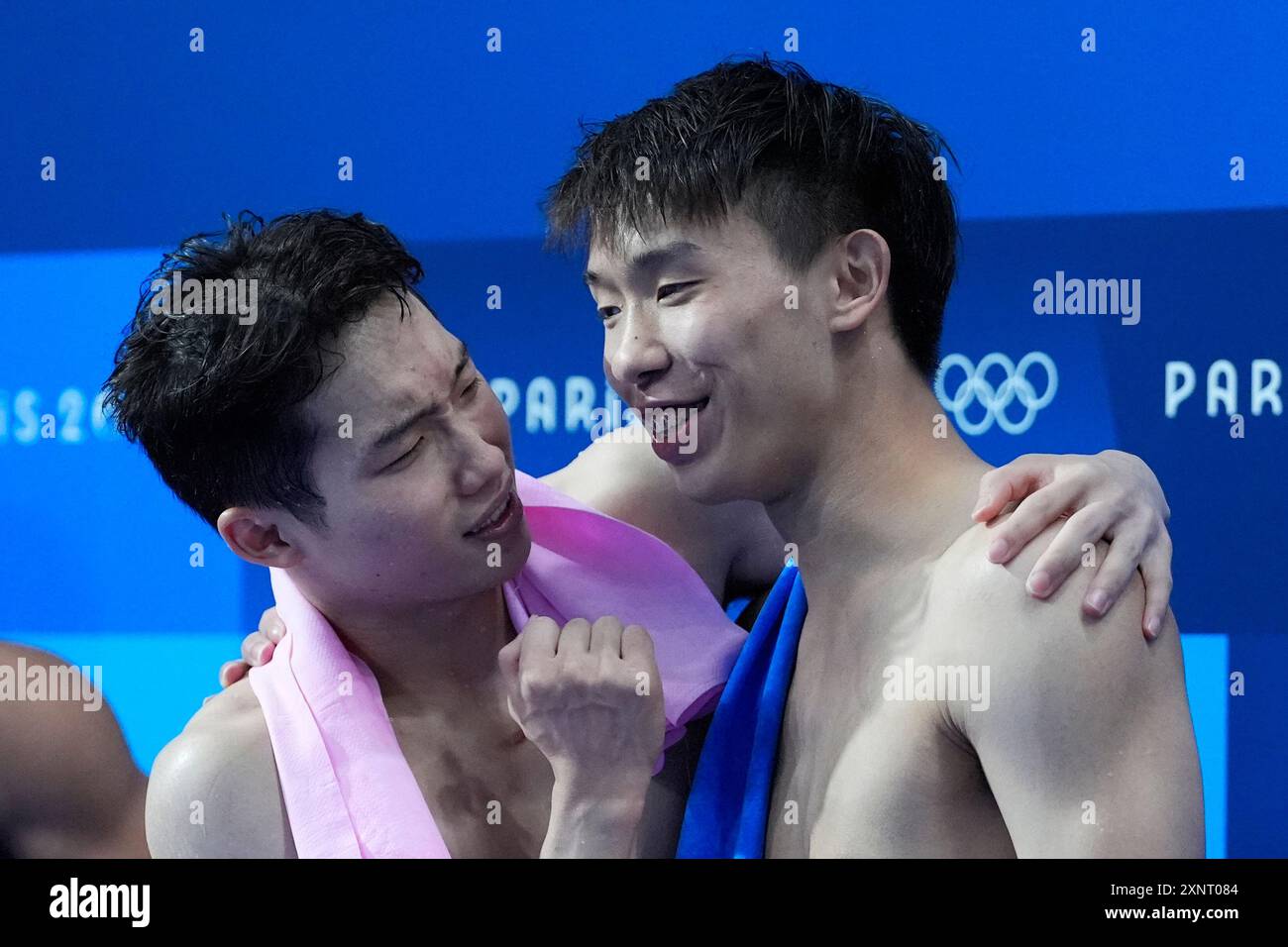 China's Long Daoyi and Wang Zongyuan celebrate after winning the gold ...
