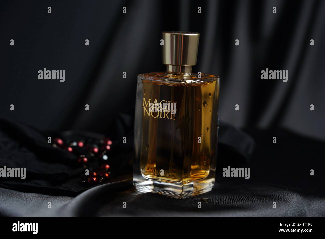 Miniature de parfum hi-res stock photography and images - Alamy