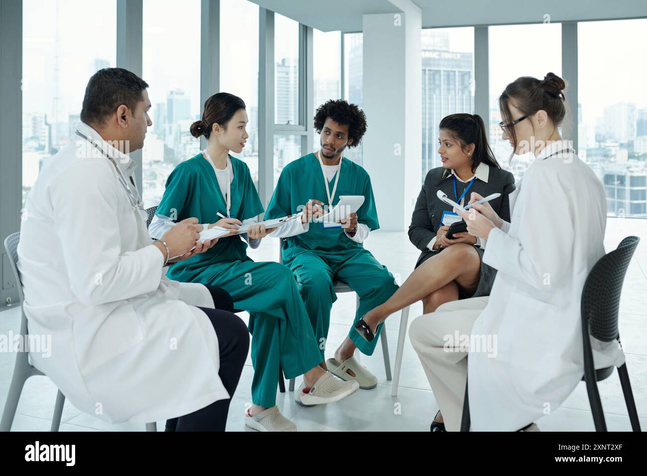 Group doctors nurses hospital hi-res stock photography and images - Alamy