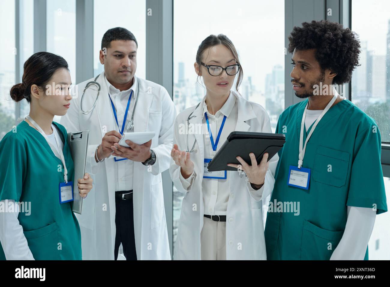 Collaboration conversation tablet doctors hi-res stock photography and ...