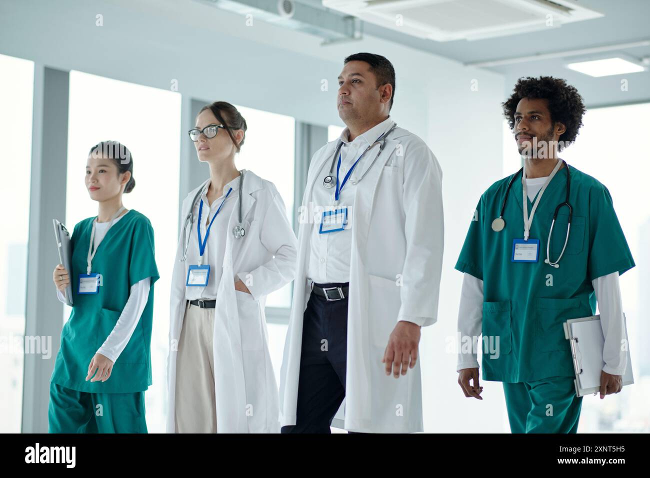 Doctors walking diversity hi-res stock photography and images - Alamy