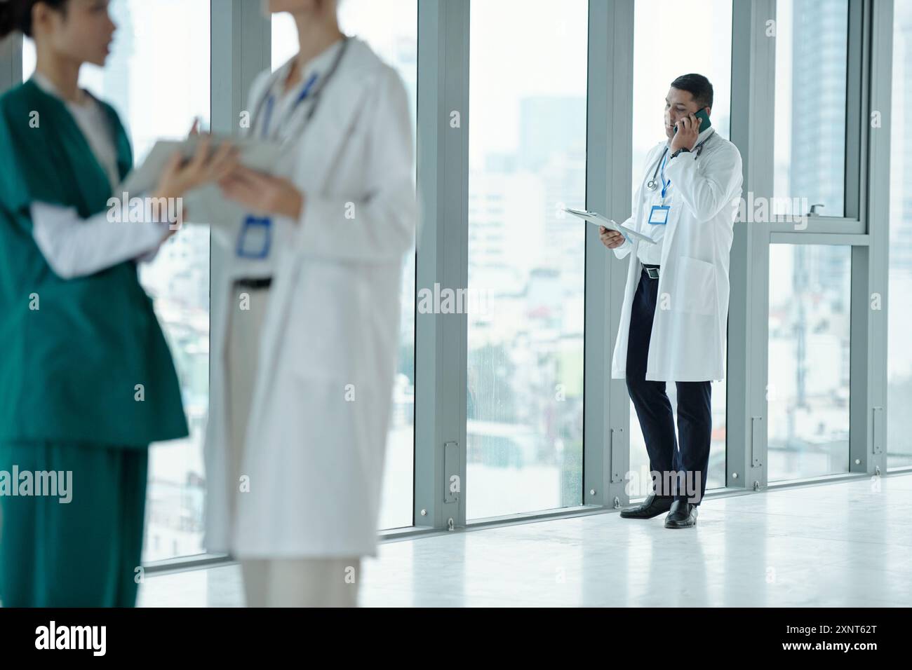 Card phone woman doctor hi-res stock photography and images - Alamy
