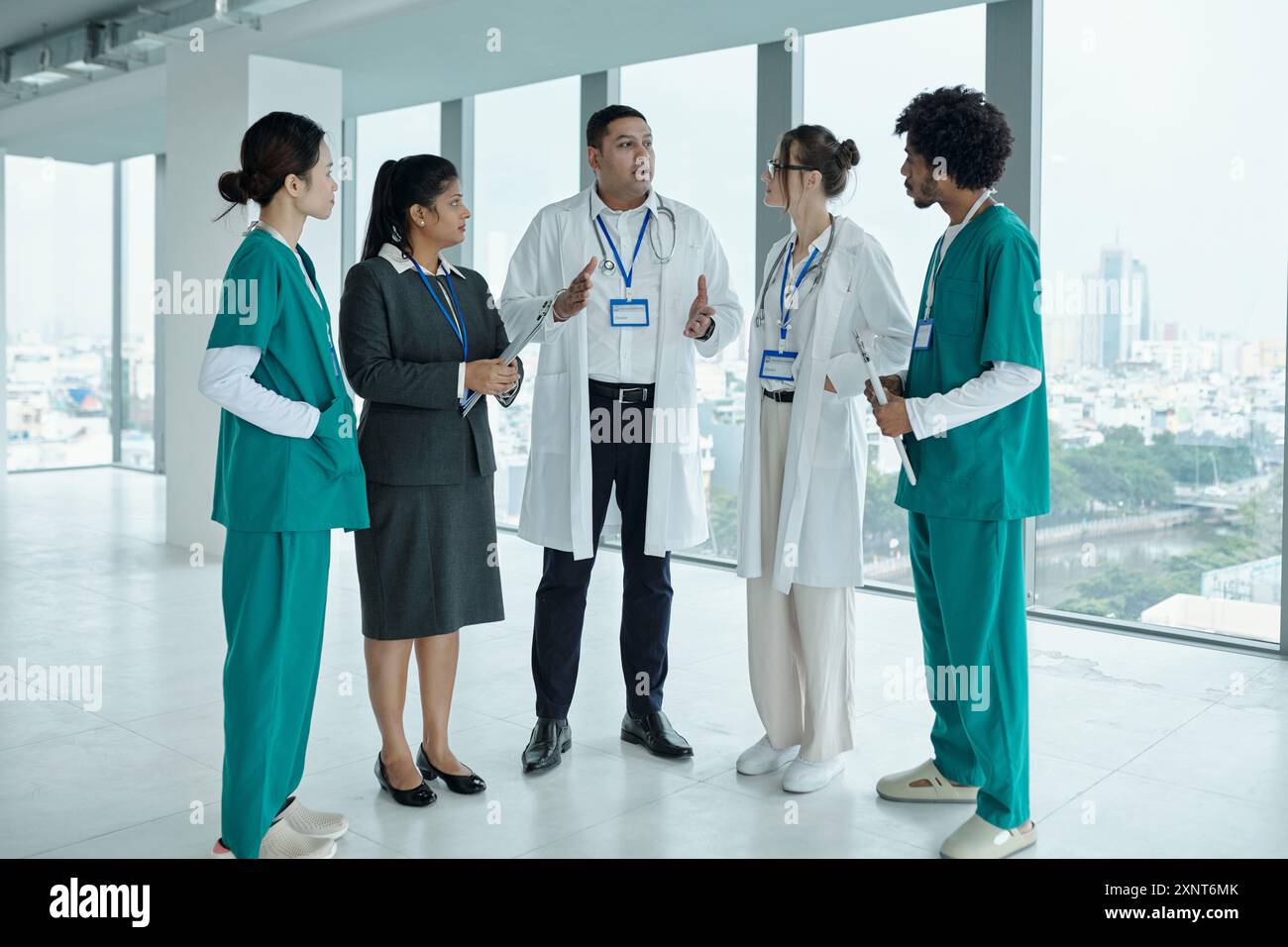 Doctor discussing way treatment hi-res stock photography and images - Alamy