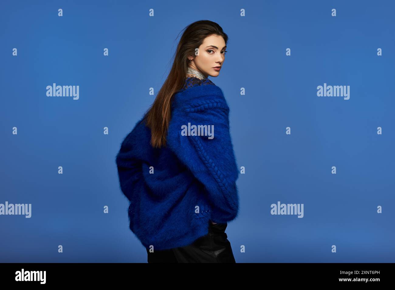 Woman facing away from camera hi-res stock photography and images - Alamy