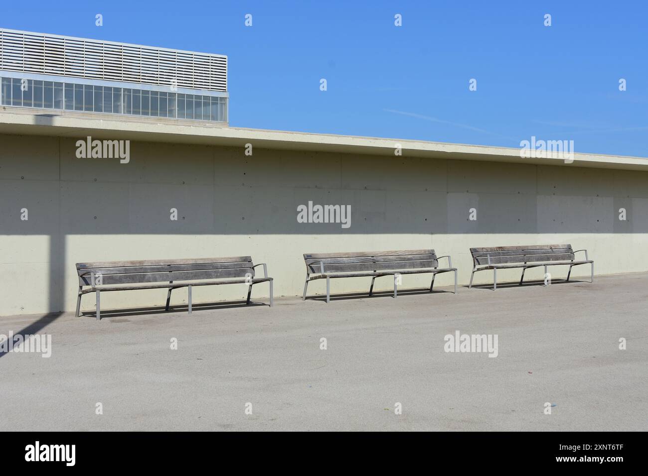Benches and streetlight hi-res stock photography and images - Alamy