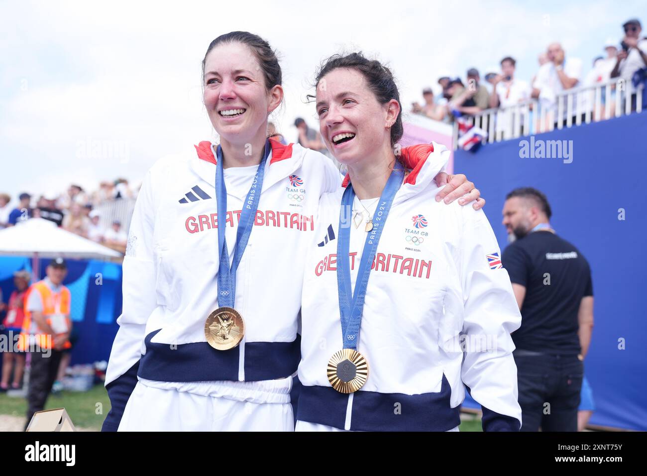 Great Britain's Emily Craig and Imogen Grant receive their gold medals ...
