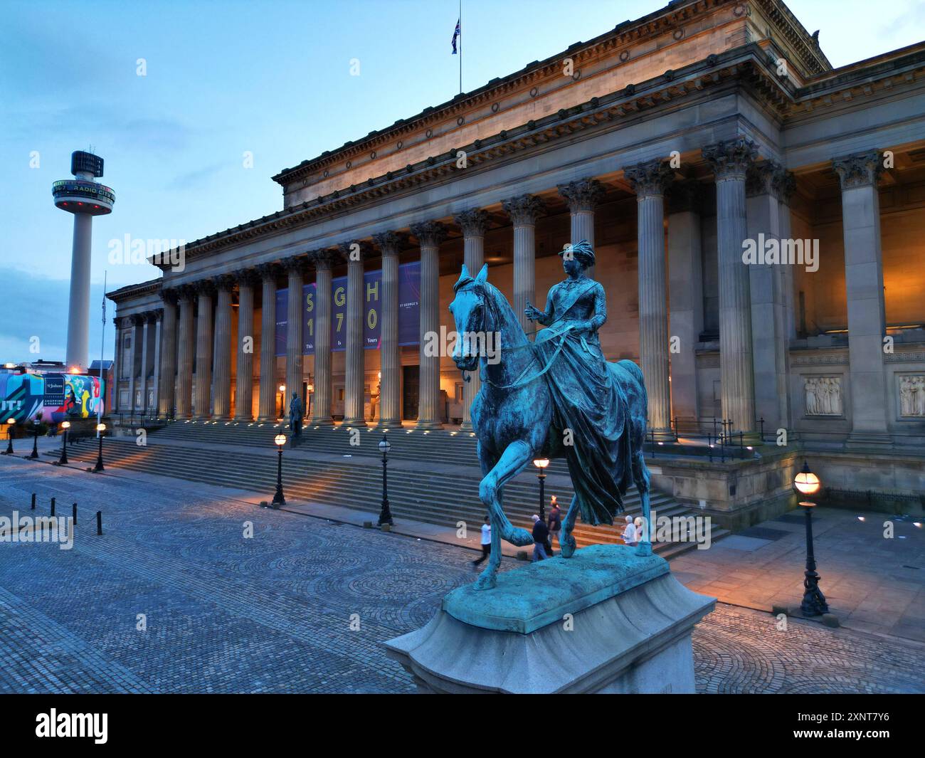 Elevated view of St George’s Hall Liverpool, with the Queen Victoria on ...