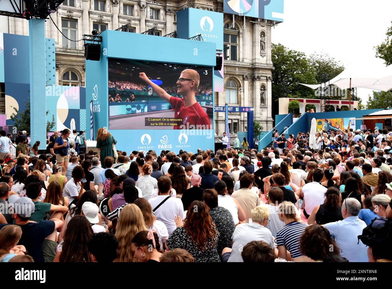 Paris, France. 01st Aug, 2024. Spectators look at a giant screen ...