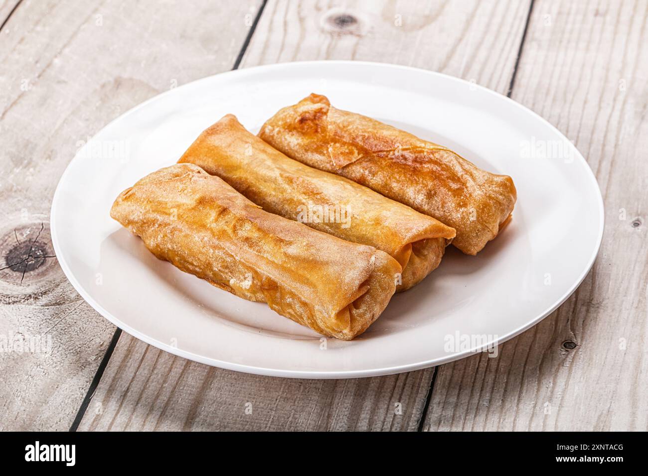 Traditional chinese crispy fried stuffed springroll Stock Photo - Alamy