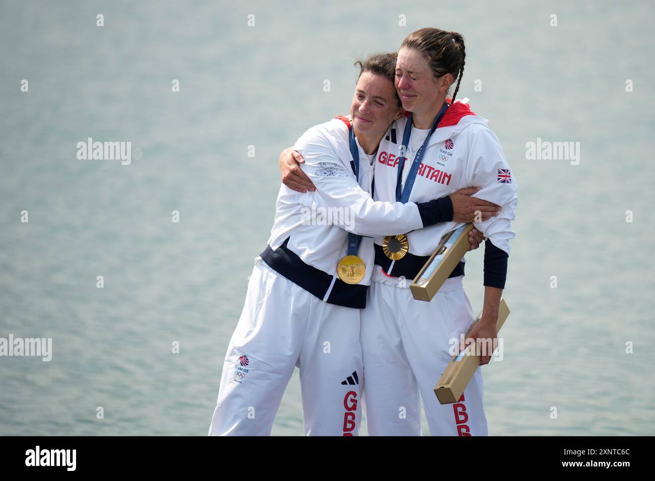 Britain's Emily Craig and Imogen Grant pose with the gold medal in the ...