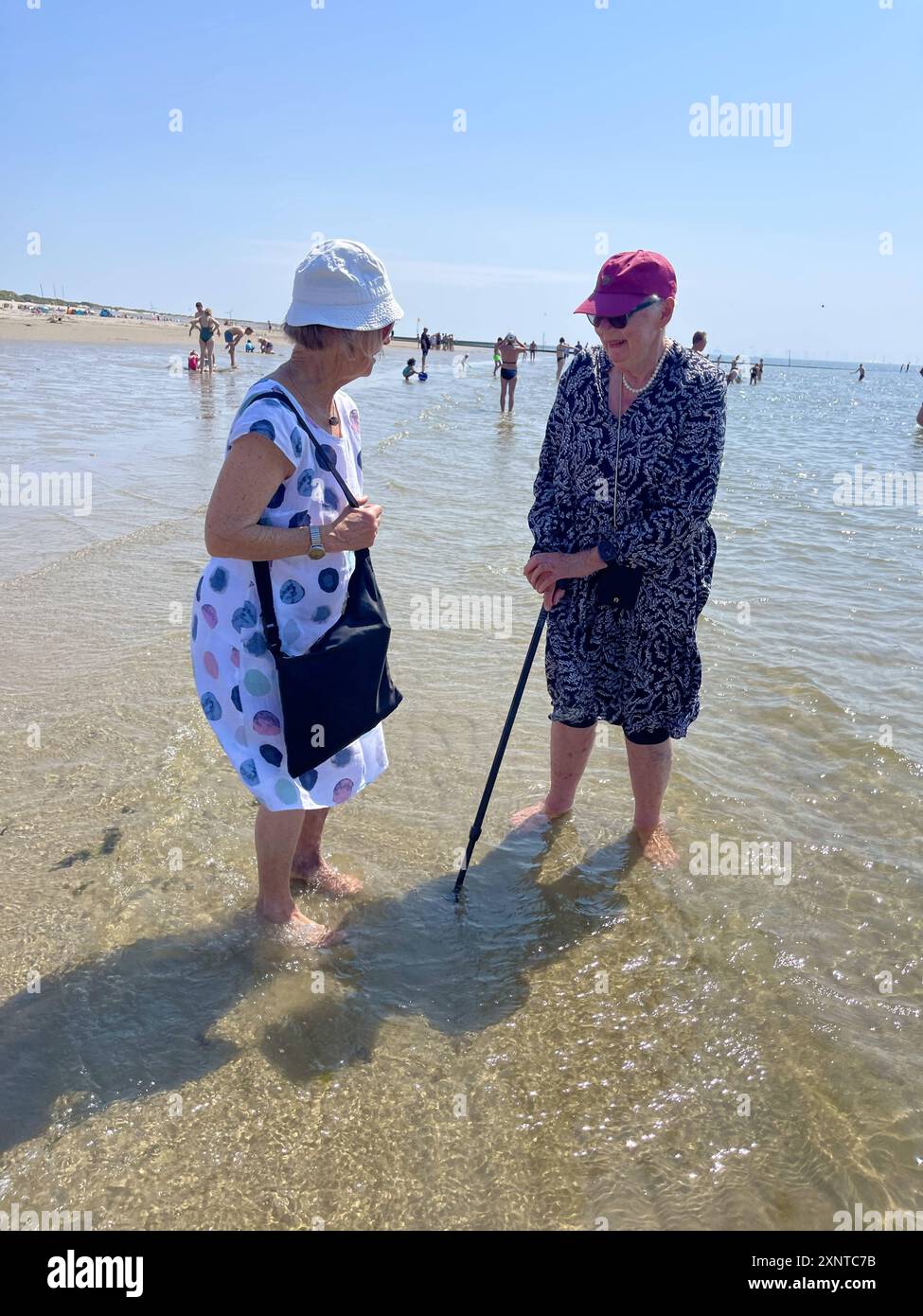 Zwei alte Frauen baden mit den Fuessen im Meer Borkum, 20.07.2024 ...