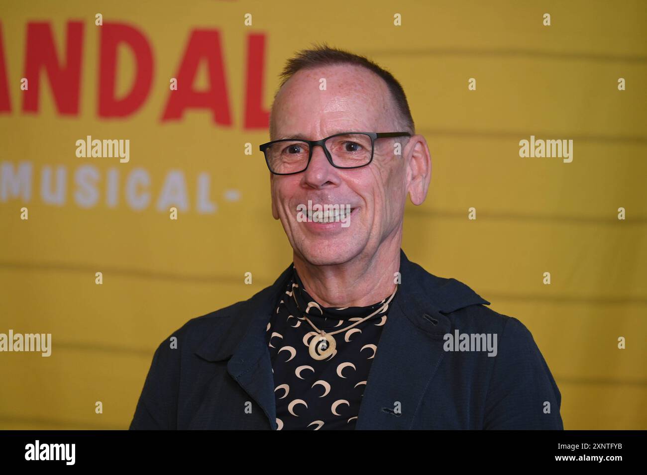 Moderator Thomas Hackenberg kommt zur Premiere des Comedy Musical ...