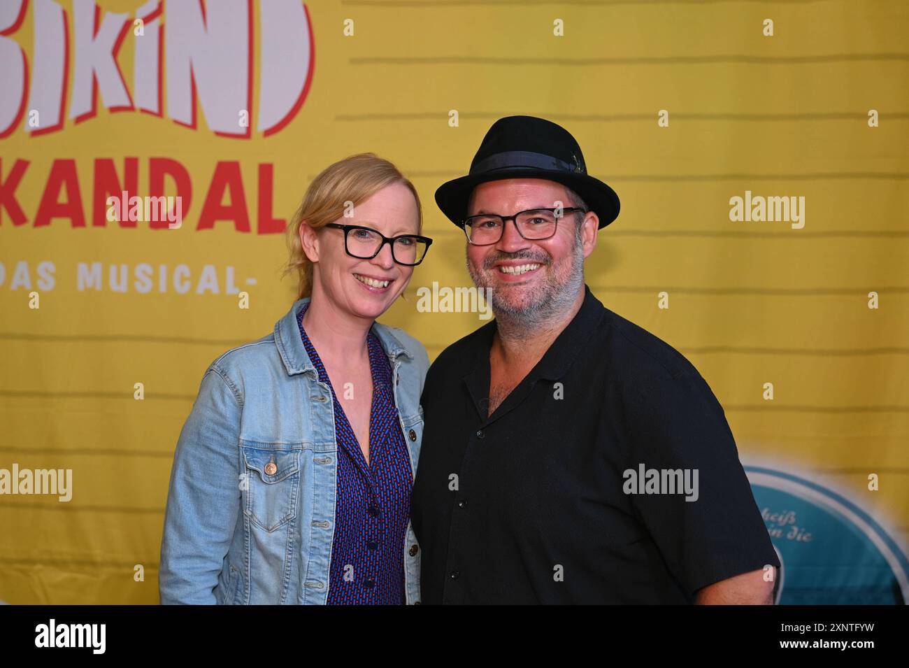 Musiker Björn Heuser und seine Frau Iris kommen zur Premiere des Comedy ...