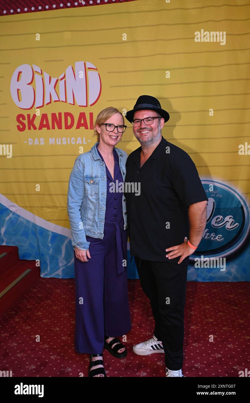 Musiker Björn Heuser und seine Frau Iris kommen zur Premiere des Comedy ...