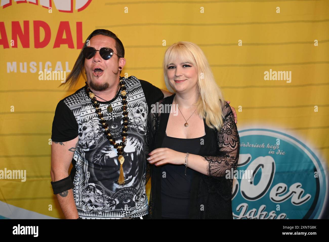 Musiker Izzy Gallegos und Freundin Natalie kommen zur Premiere des ...