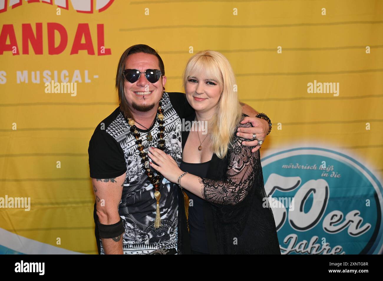 Musiker Izzy Gallegos und Freundin Natalie kommen zur Premiere des ...