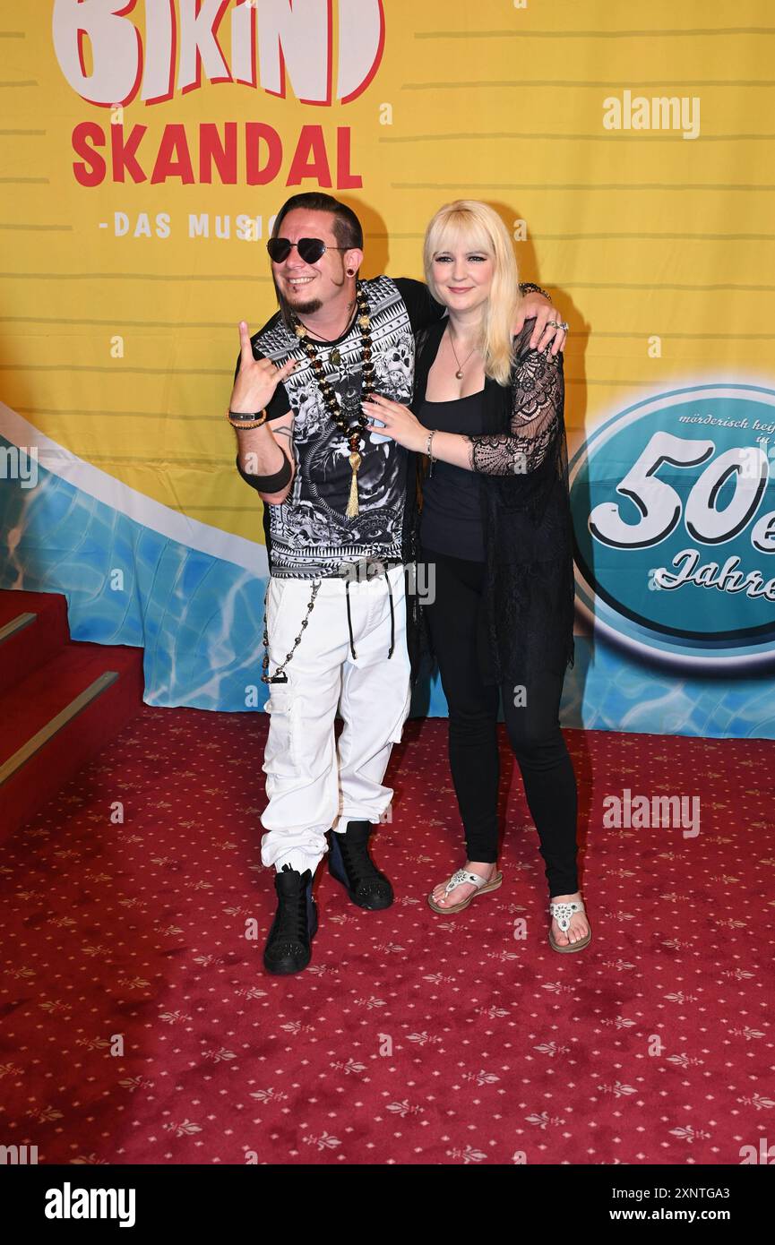 Musiker Izzy Gallegos und Freundin Natalie kommen zur Premiere des ...