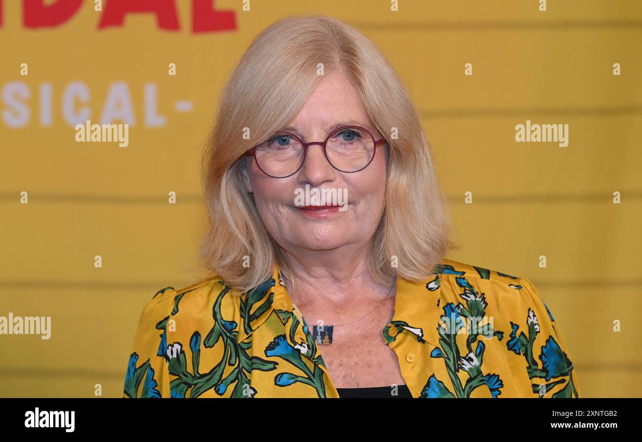 Schauspielerin Sabine Postel kommt zur Premiere des Comedy Musical ...
