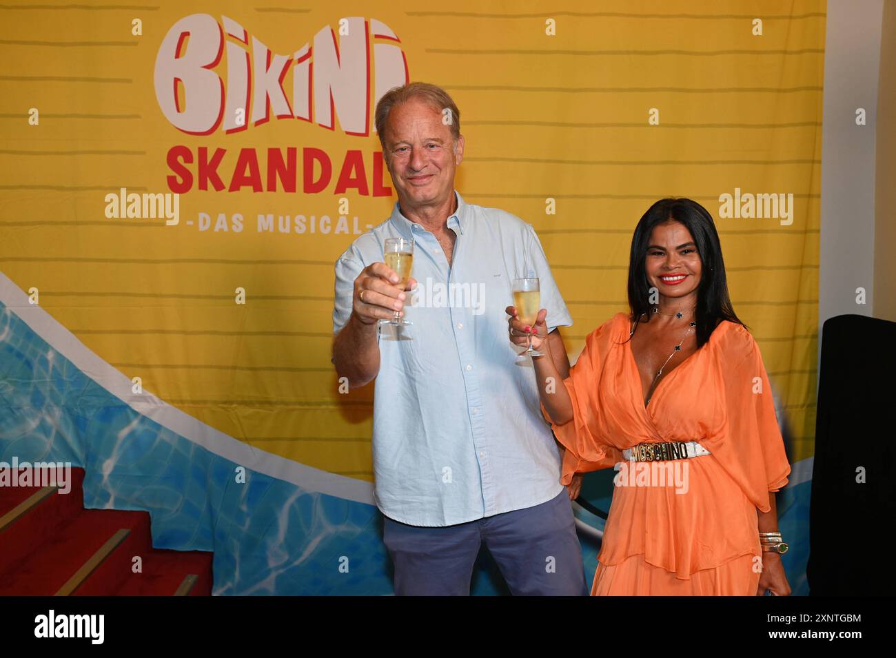 Komiker Tom Gerhardt und seine Frau Nadia kommen zur Premiere des Comedy Musical BIKINI SKANDAL ...