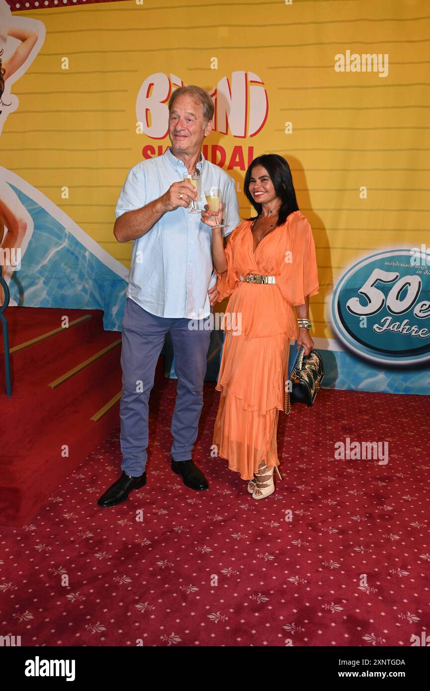 Komiker Tom Gerhardt und seine Frau Nadia kommen zur Premiere des ...