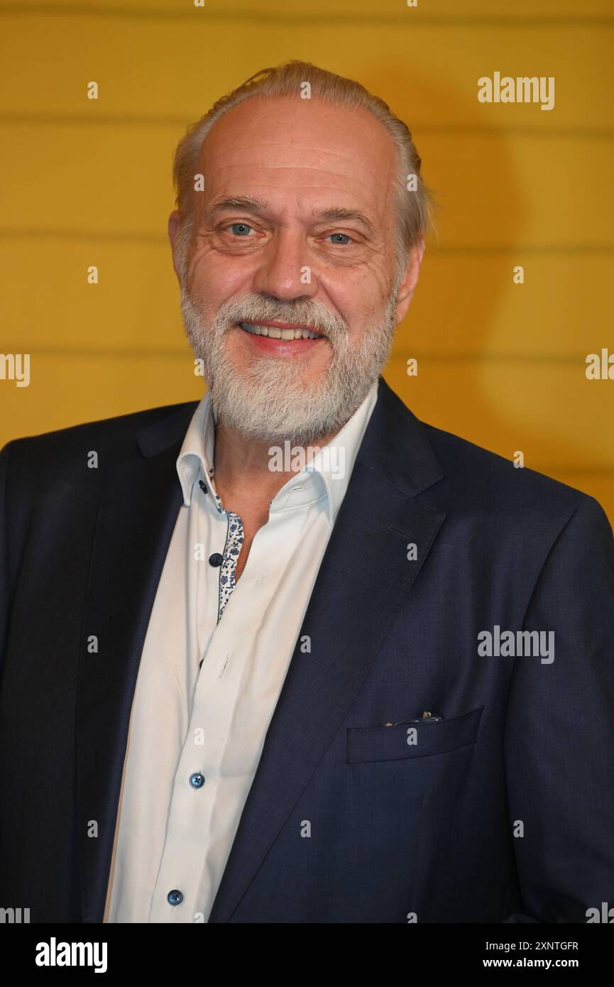 Schauspieler Jan-Gregor Kremp kommt zur Premiere des Comedy Musical ...