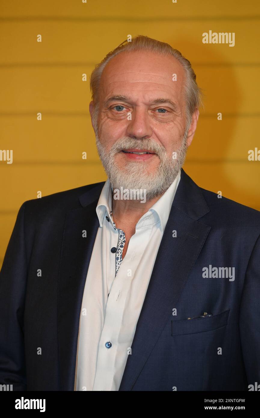 Schauspieler Jan-Gregor Kremp kommt zur Premiere des Comedy Musical ...