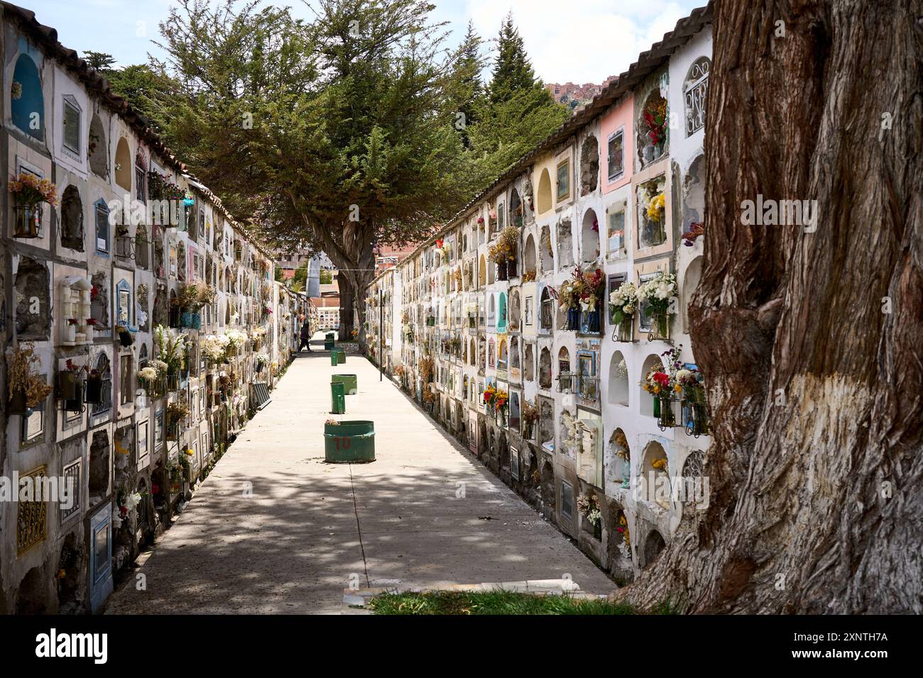 Cemetery sculpture between stone hi-res stock photography and images - Alamy