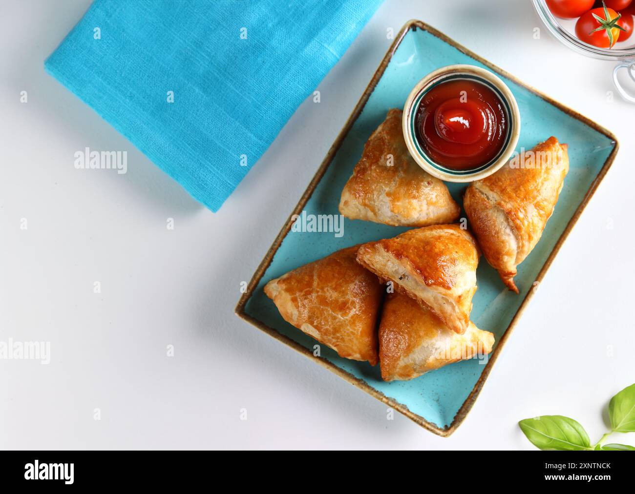 Mini samosa hi-res stock photography and images - Alamy