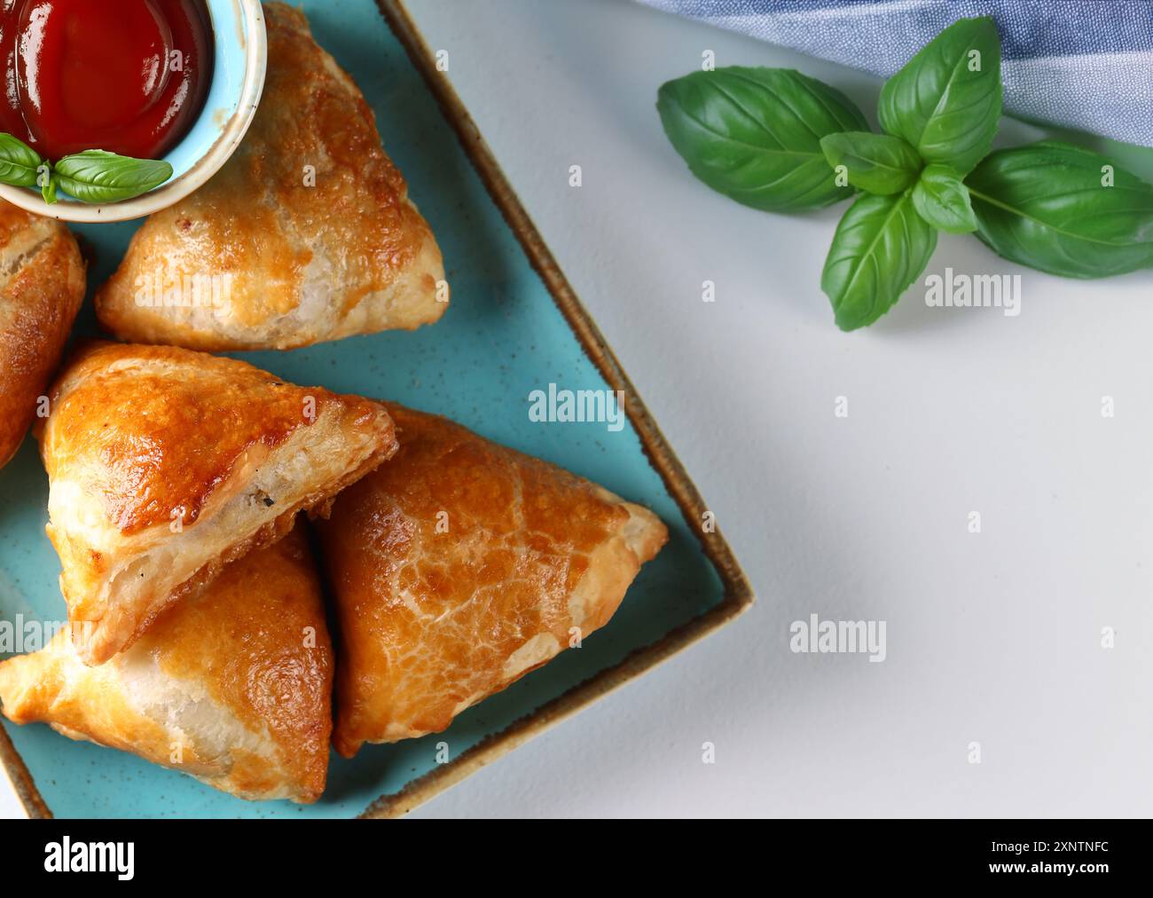 Mini samosa hi-res stock photography and images - Alamy